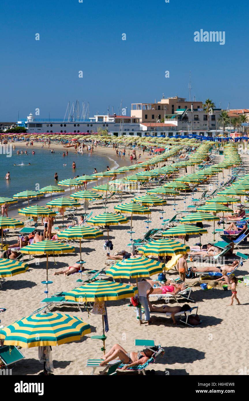 Sonnenschirme und Liegestühle am Strand, San Remo, Riviera, Ligurien ...