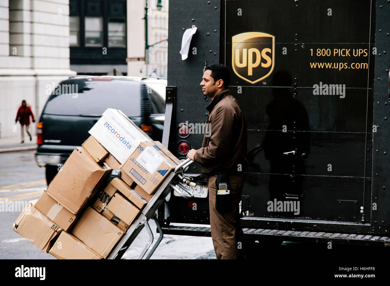 Ups delivery person -Fotos und -Bildmaterial in hoher Auflösung – Alamy