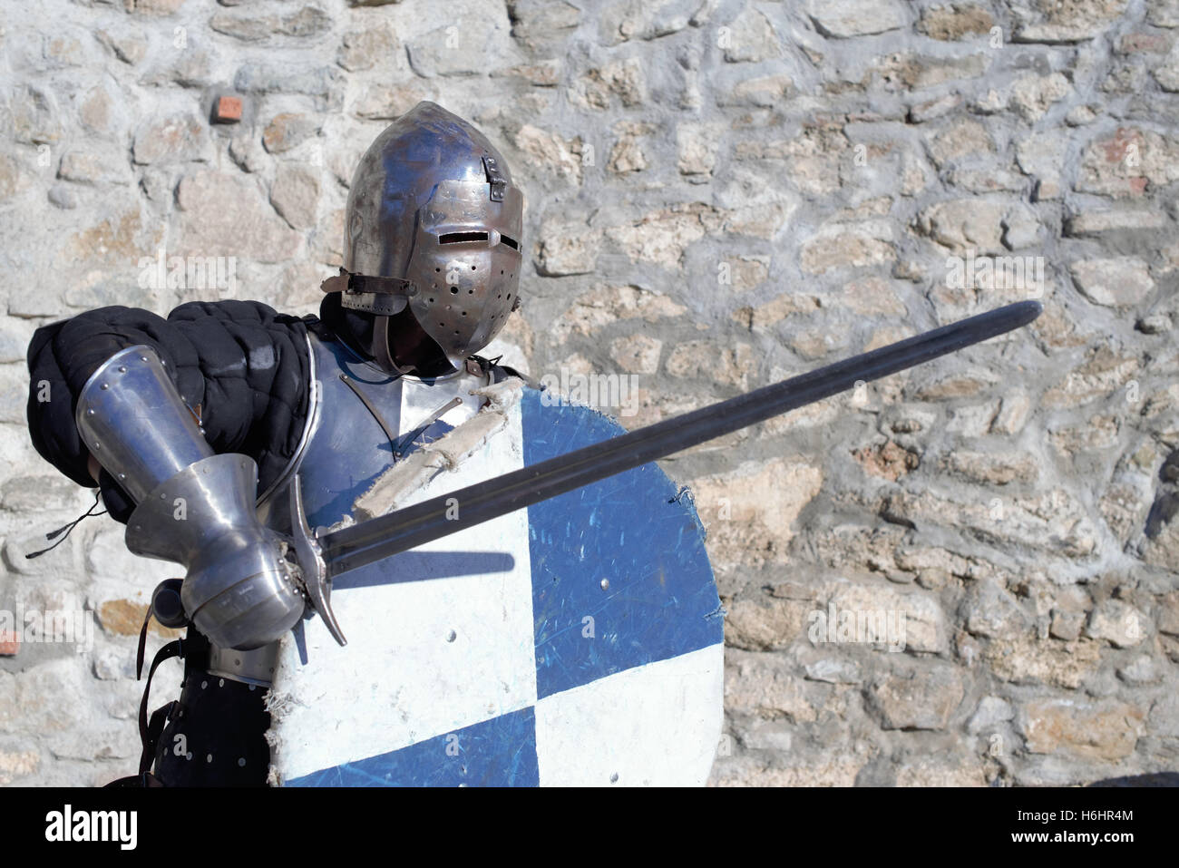 Mittelalterlicher metallhelm -Fotos und -Bildmaterial in hoher ...
