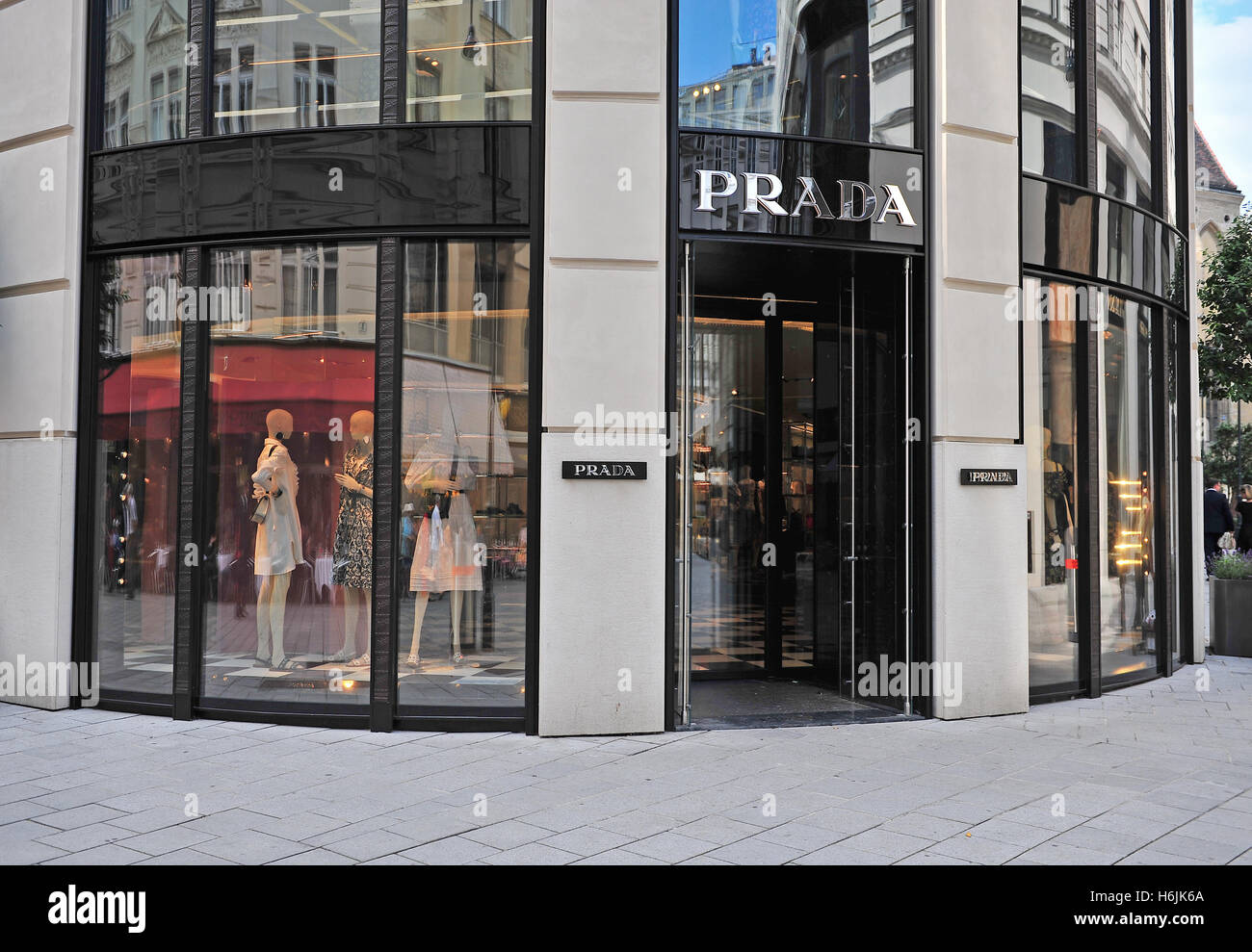Prada label -Fotos und -Bildmaterial in hoher Auflösung – Alamy