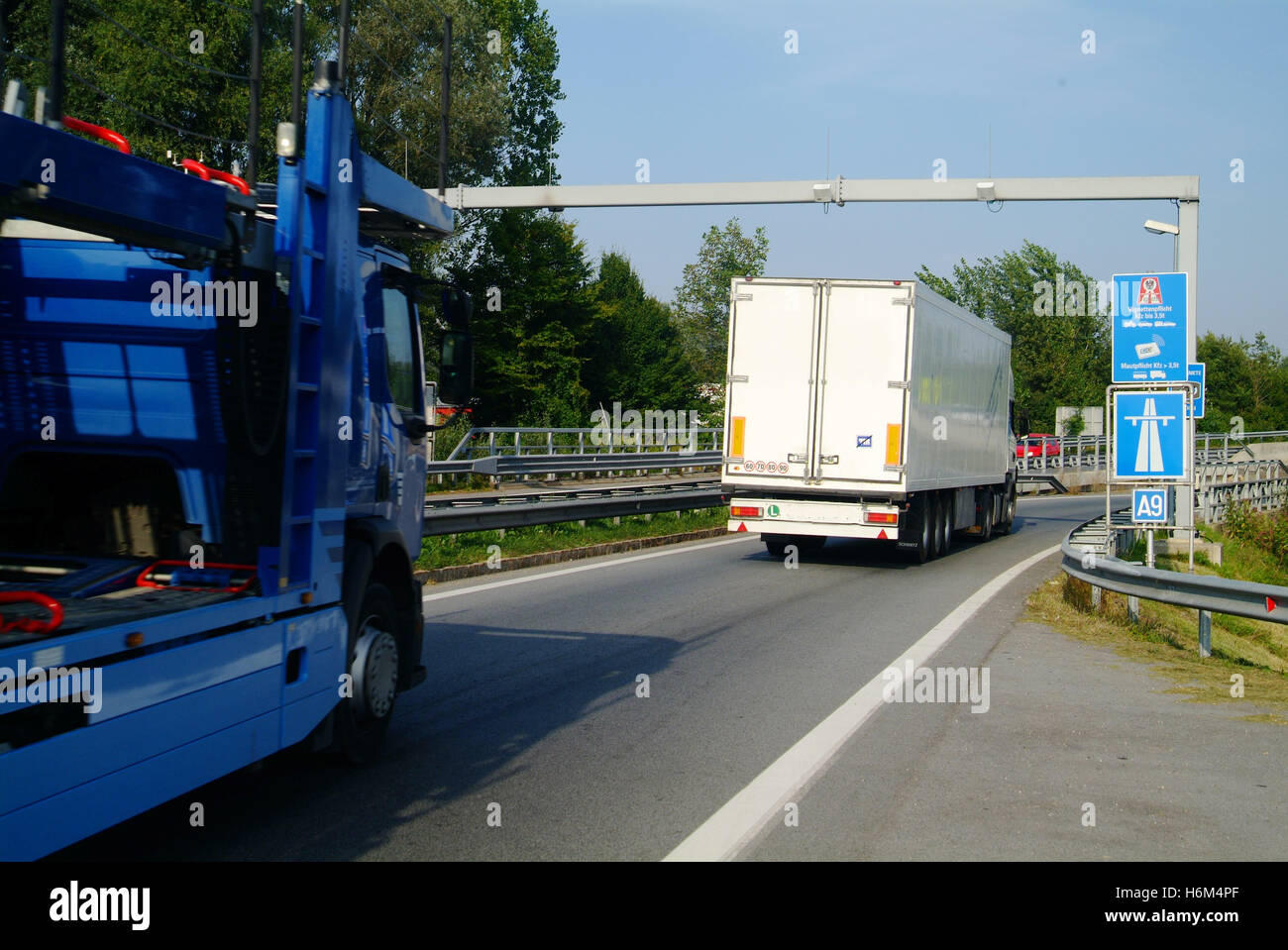 Zeichen, das auf autobahn zeigt -Fotos und -Bildmaterial in hoher ...