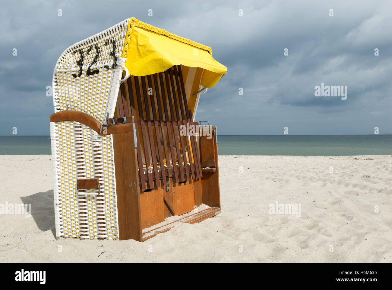 Einsamer stuhl am strand -Fotos und -Bildmaterial in hoher Auflösung ...