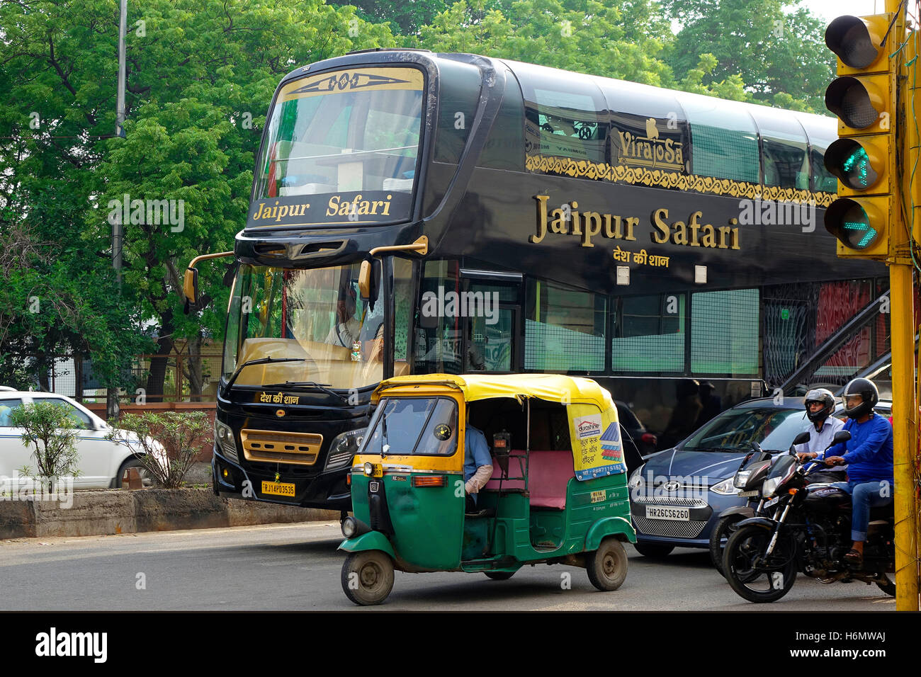 Bus safari -Fotos und -Bildmaterial in hoher Auflösung – Alamy