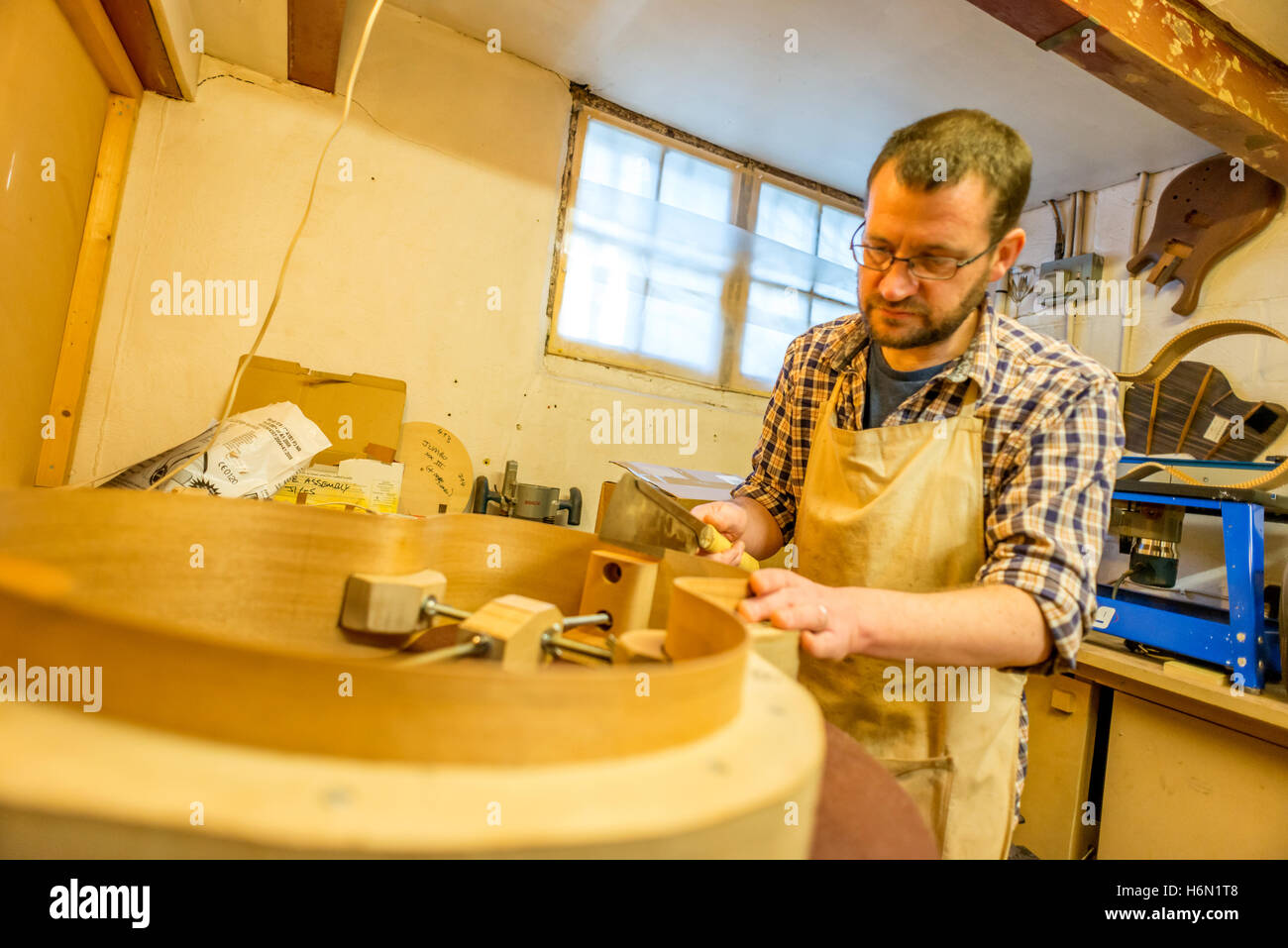 Gitarrenbauer Nick Benjamin in seiner Werkstatt in Lewes ...