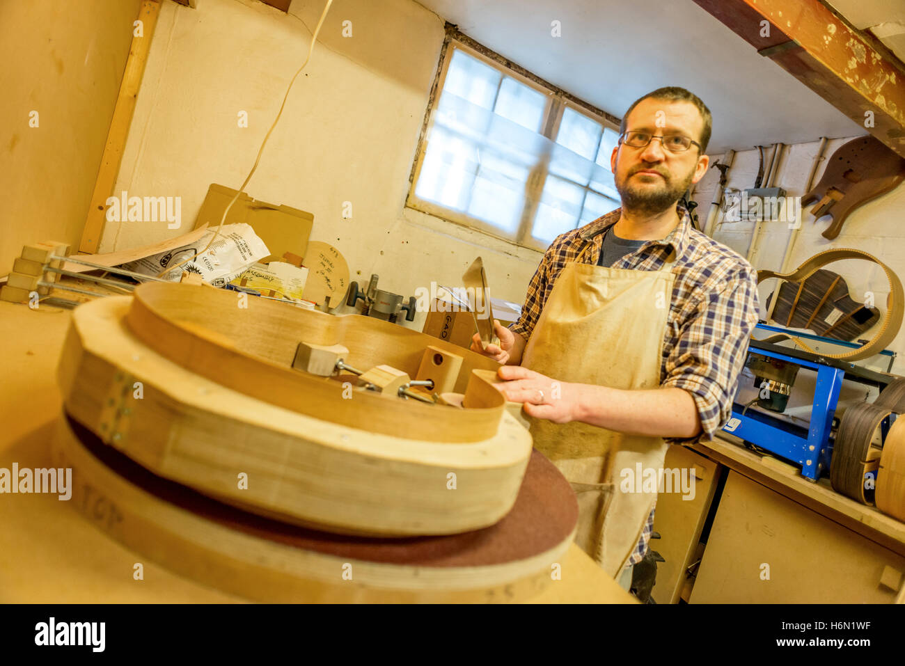 Gitarrenbauer Nick Benjamin in seiner Werkstatt in Lewes ...