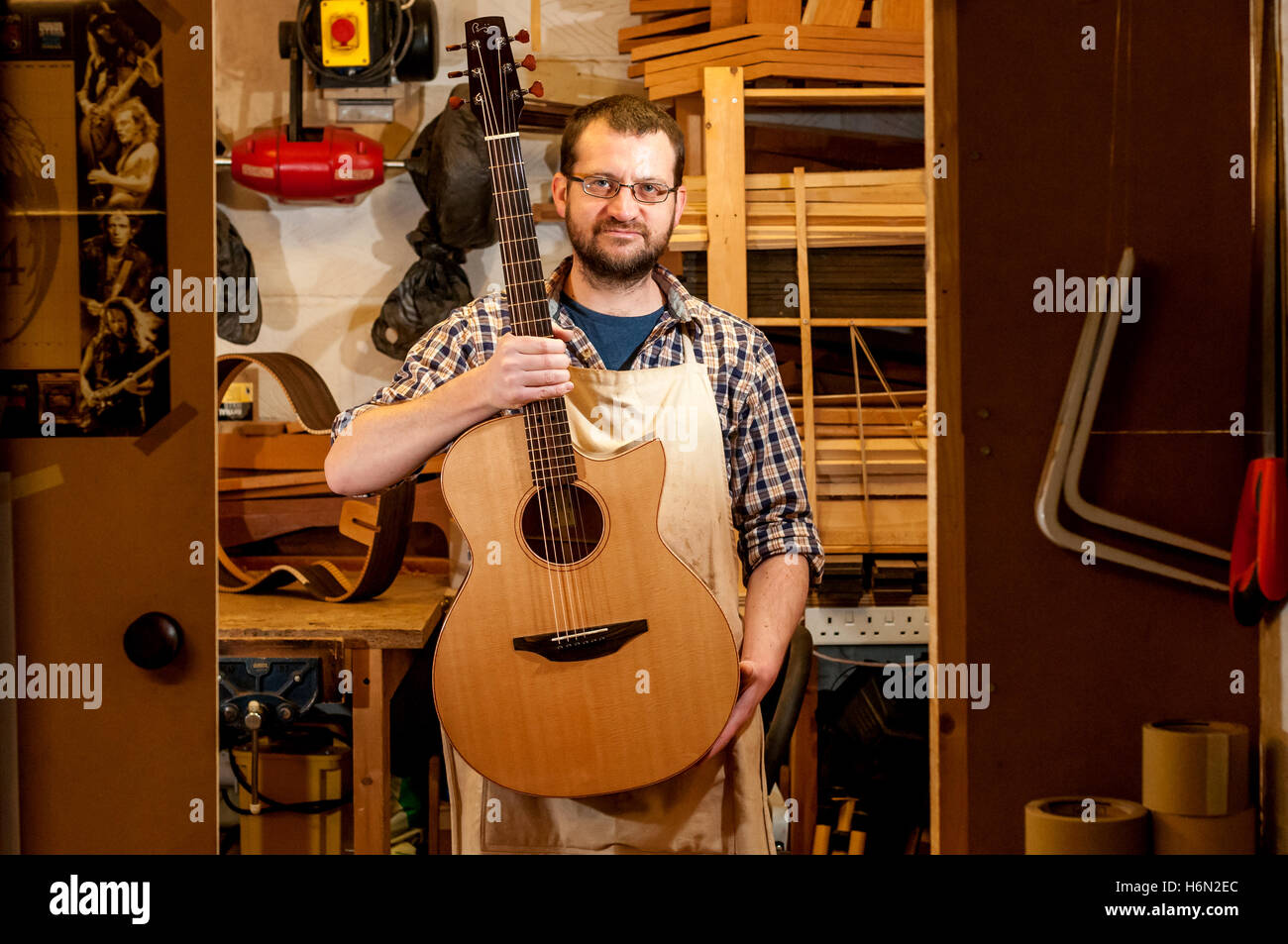 Gitarrenbauer Nick Benjamin in seiner Werkstatt in Lewes ...