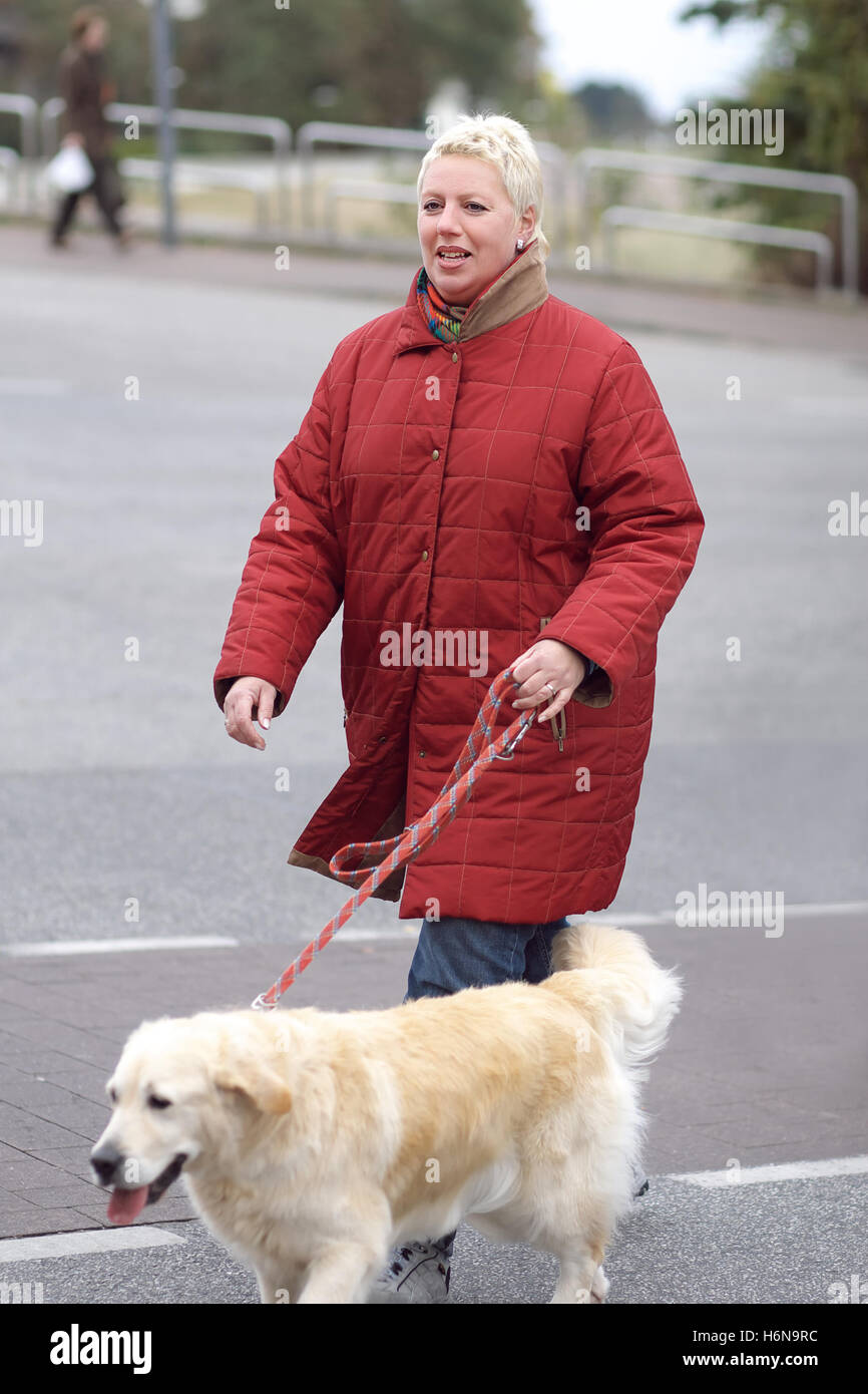 Mit dem hund gassi gehen -Fotos und -Bildmaterial in hoher Auflösung ...