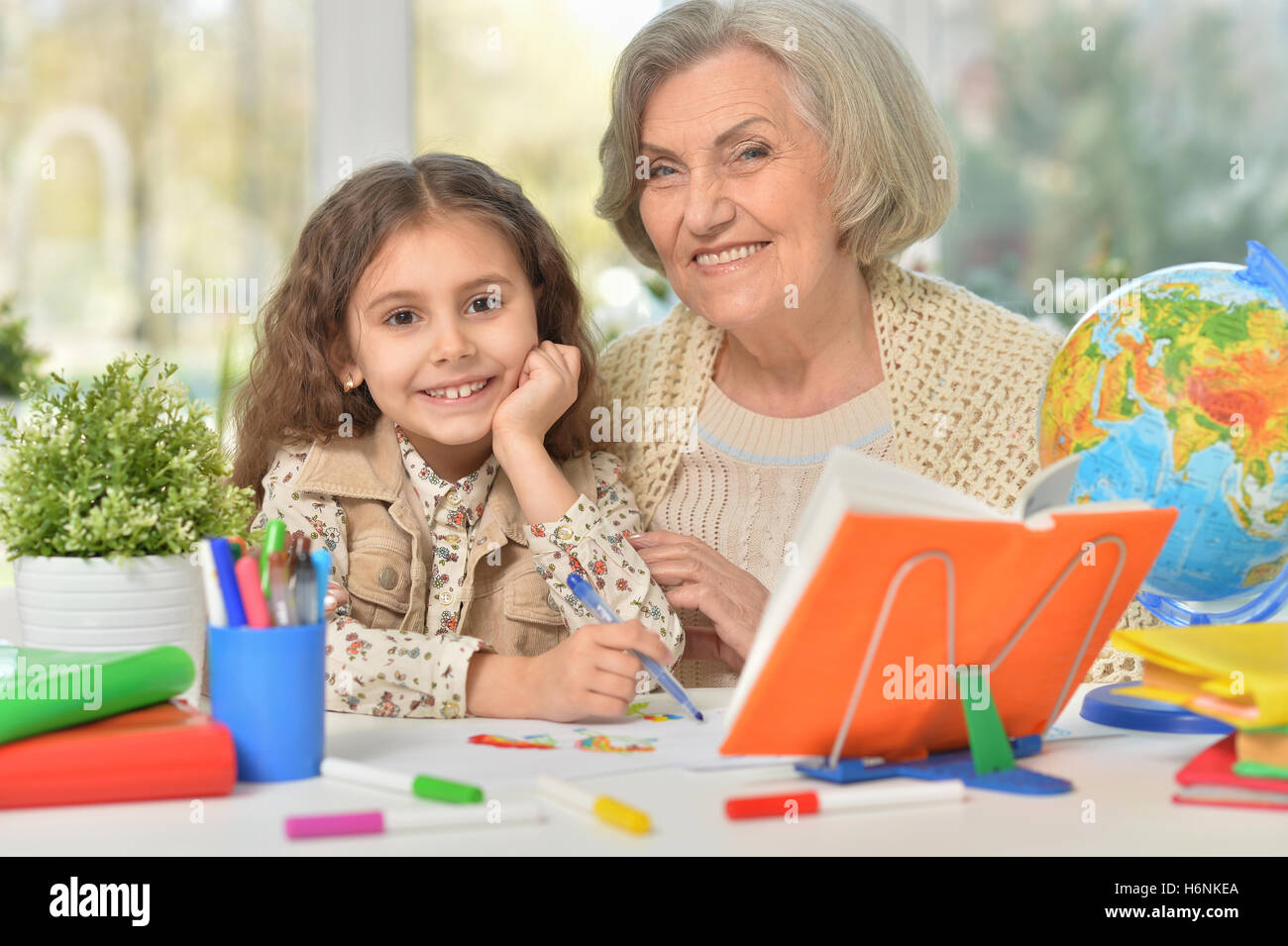 Oma Mit Enkelin Zusammen Zeichnen Stockfotografie Alamy