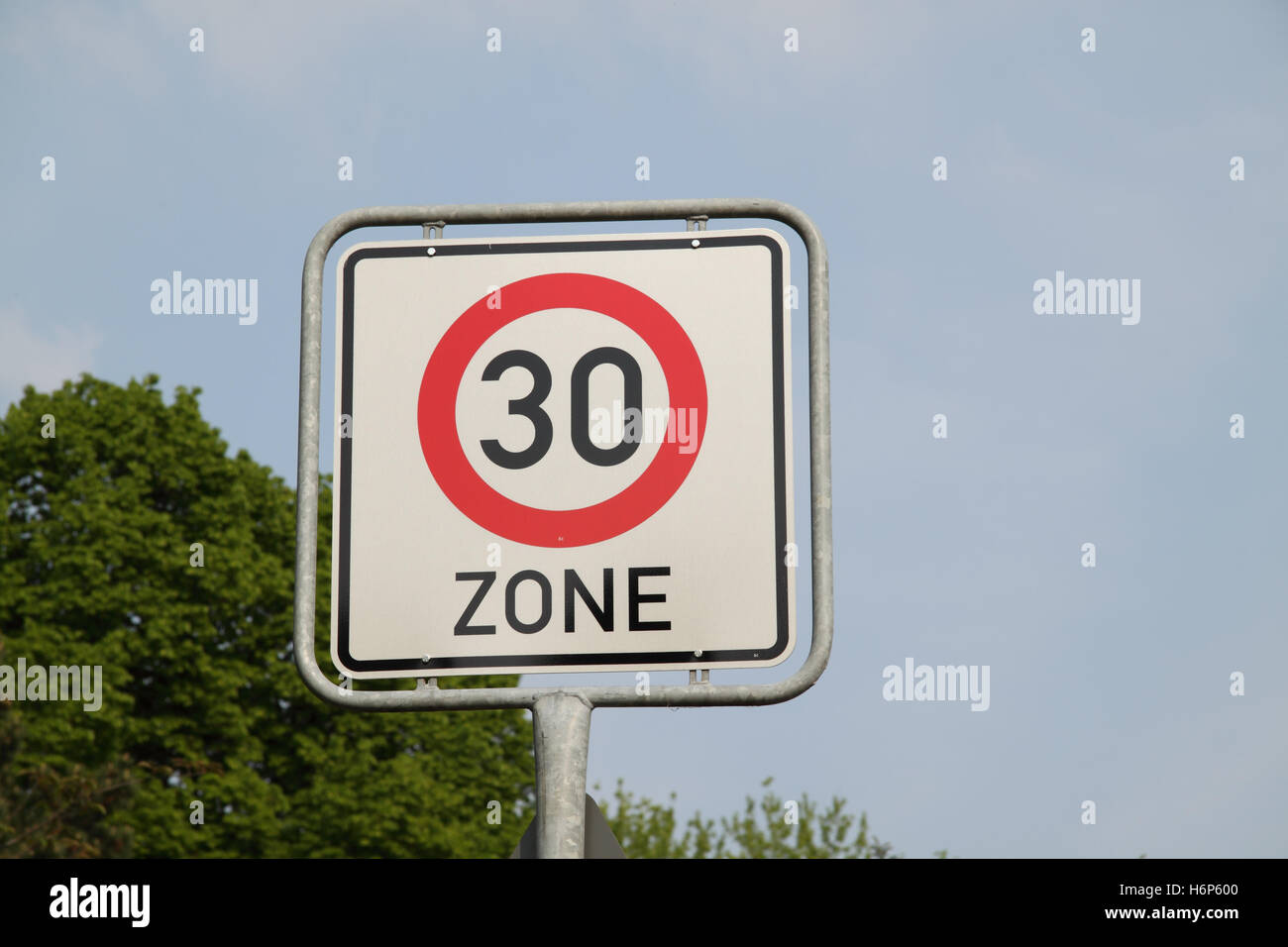 Zone 30 verkehrszeichen -Fotos und -Bildmaterial in hoher Auflösung – Alamy