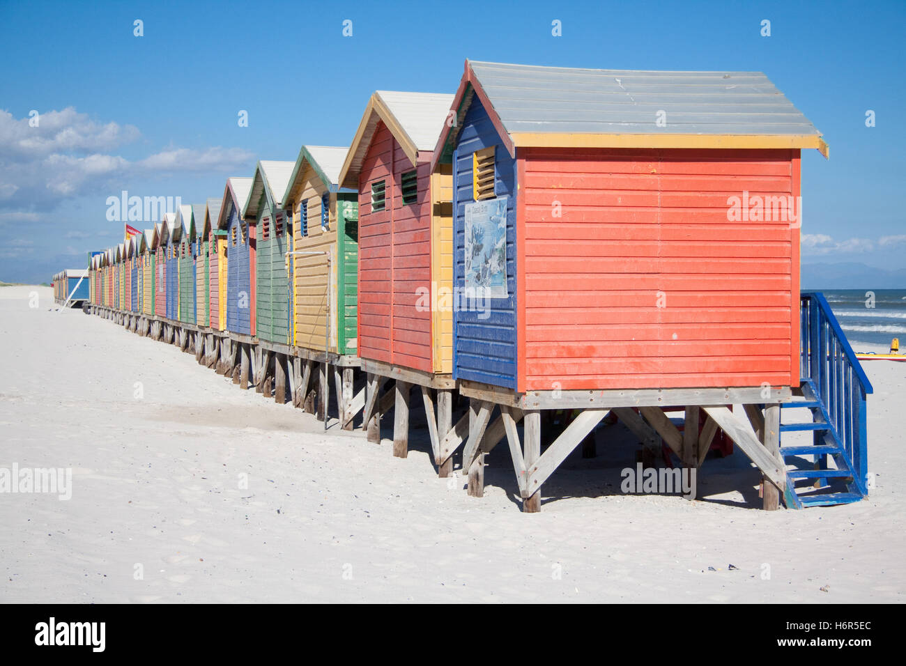 bunte Strandhäuser am Strand des Muitzenberg / Kapstadt Stockfotografie ...