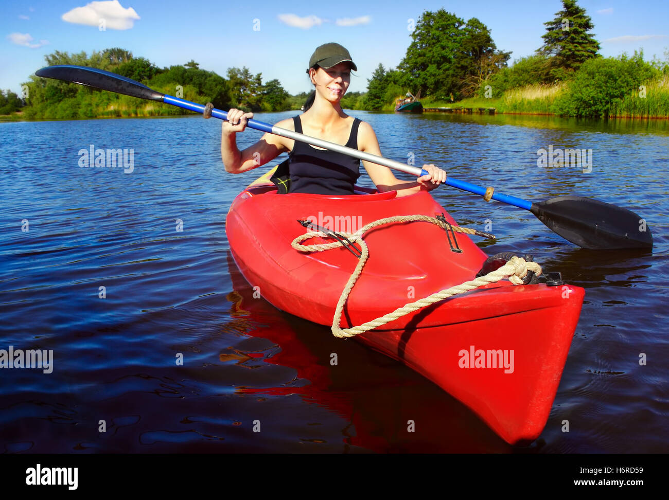 Blaues boot mit paddel -Fotos und -Bildmaterial in hoher Auflösung – Alamy