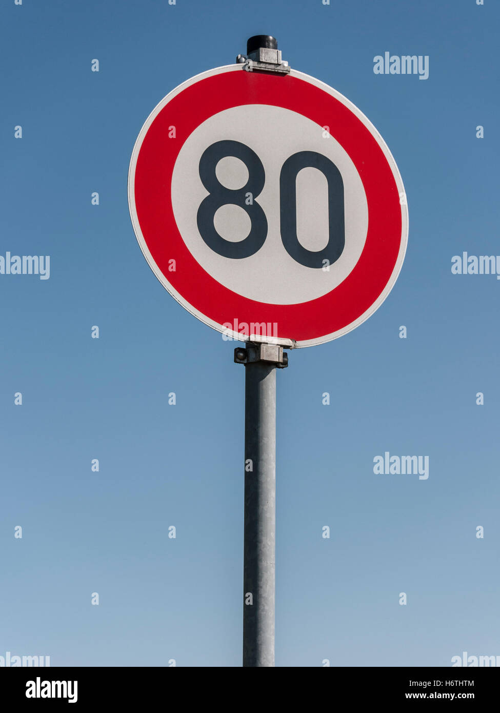 Speed limit 80 traffic sign -Fotos und -Bildmaterial in hoher Auflösung ...