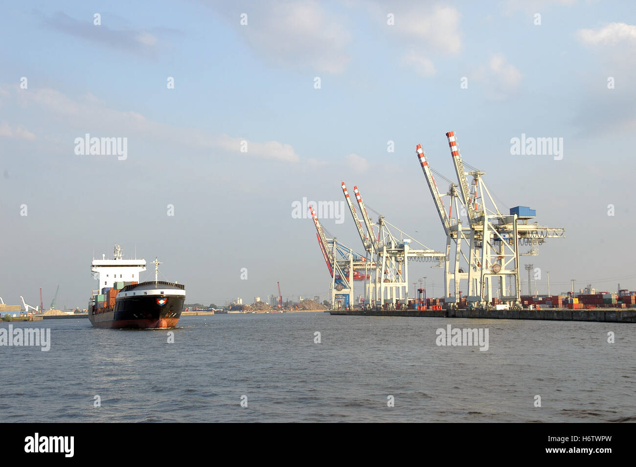Feeder containerschiff -Fotos und -Bildmaterial in hoher Auflösung – Alamy