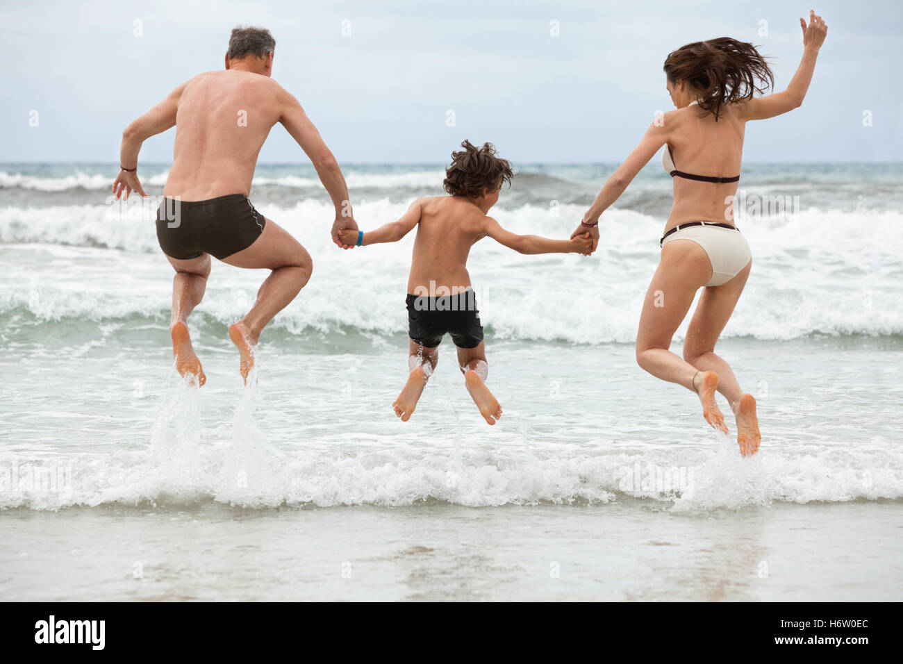 Mutter sohn strandurlaub familie -Fotos und -Bildmaterial in hoher Auflösung – Alamy
