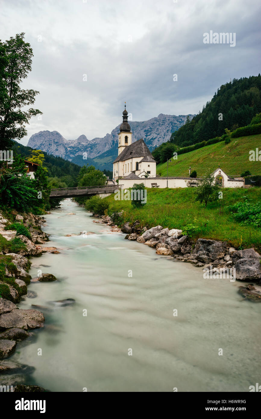 Die Kirche St. Sebastian, Fluss Ramsauer und alpine Berge im ...