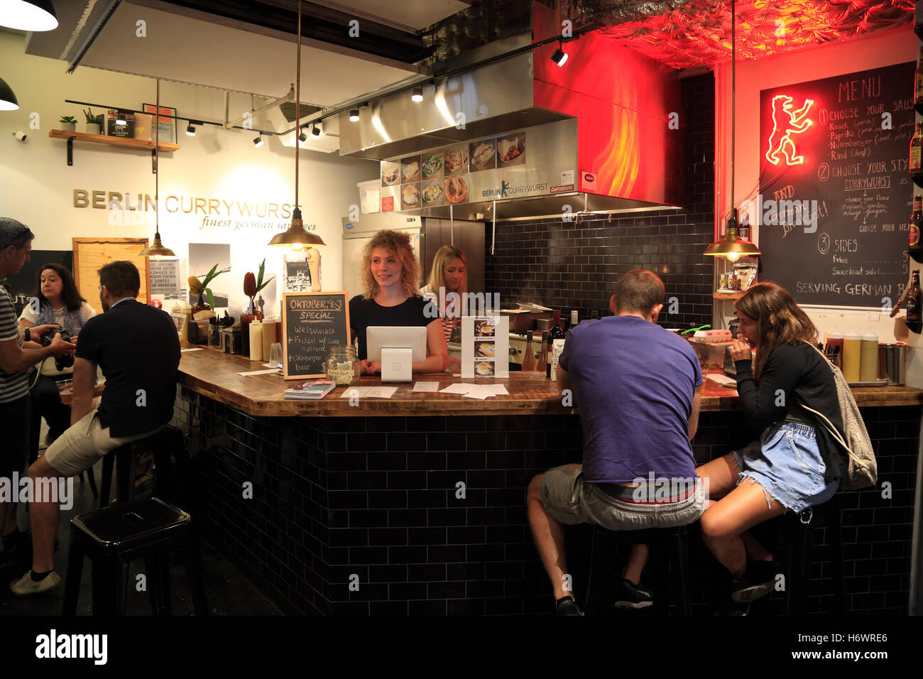 Berliner Currywurst-Stand in der Chelsea Market, Manhattan, New York ...