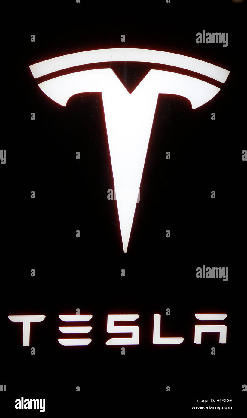 Das Logo der Marke "Tesla", Berlin Stockfotografie - Alamy