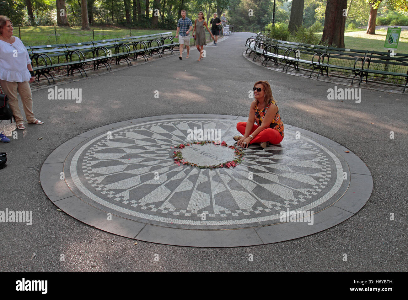 Strawberry fields central park new york -Fotos und -Bildmaterial in ...