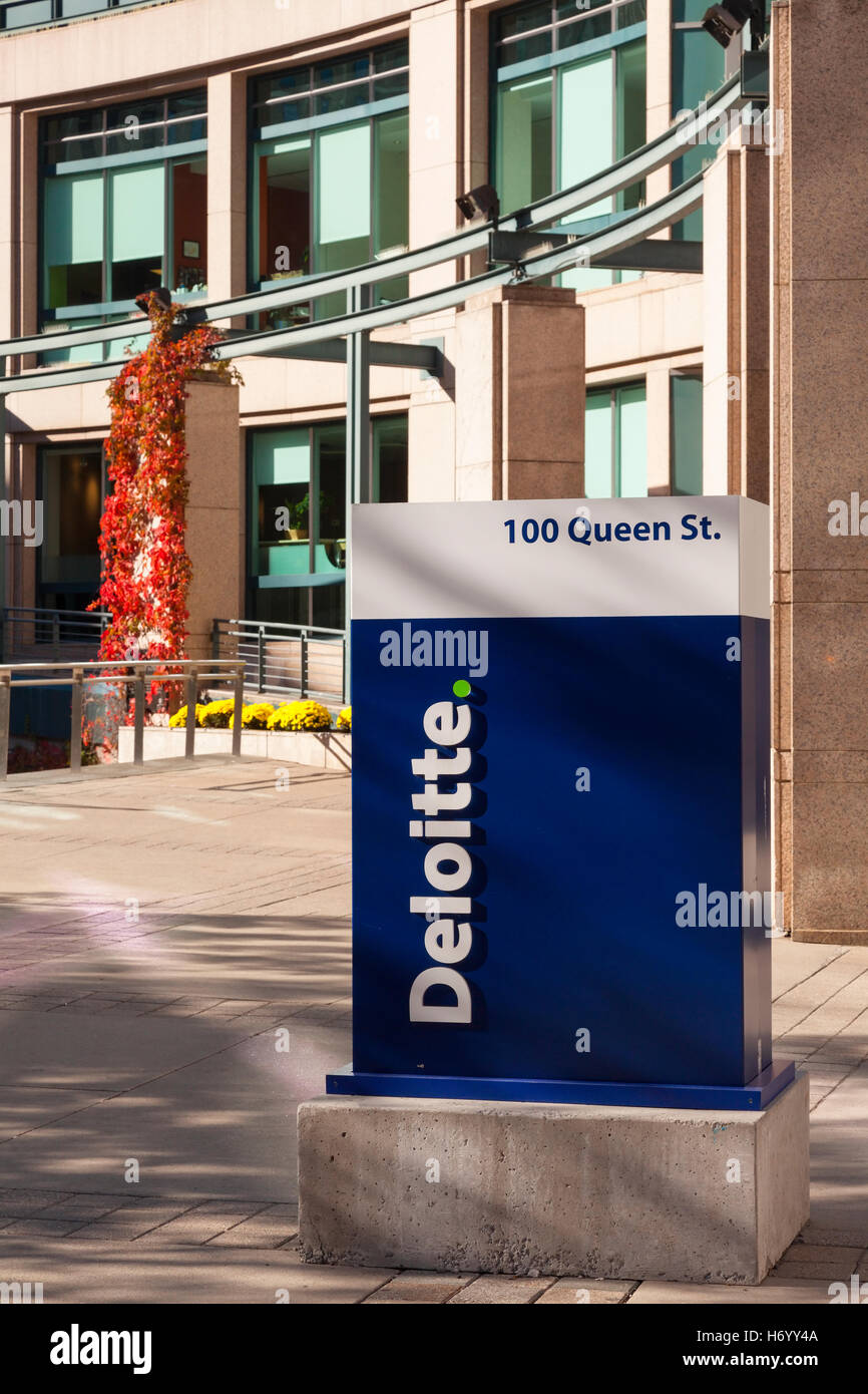 Deloitte logo beschilderung -Fotos und -Bildmaterial in hoher Auflösung ...
