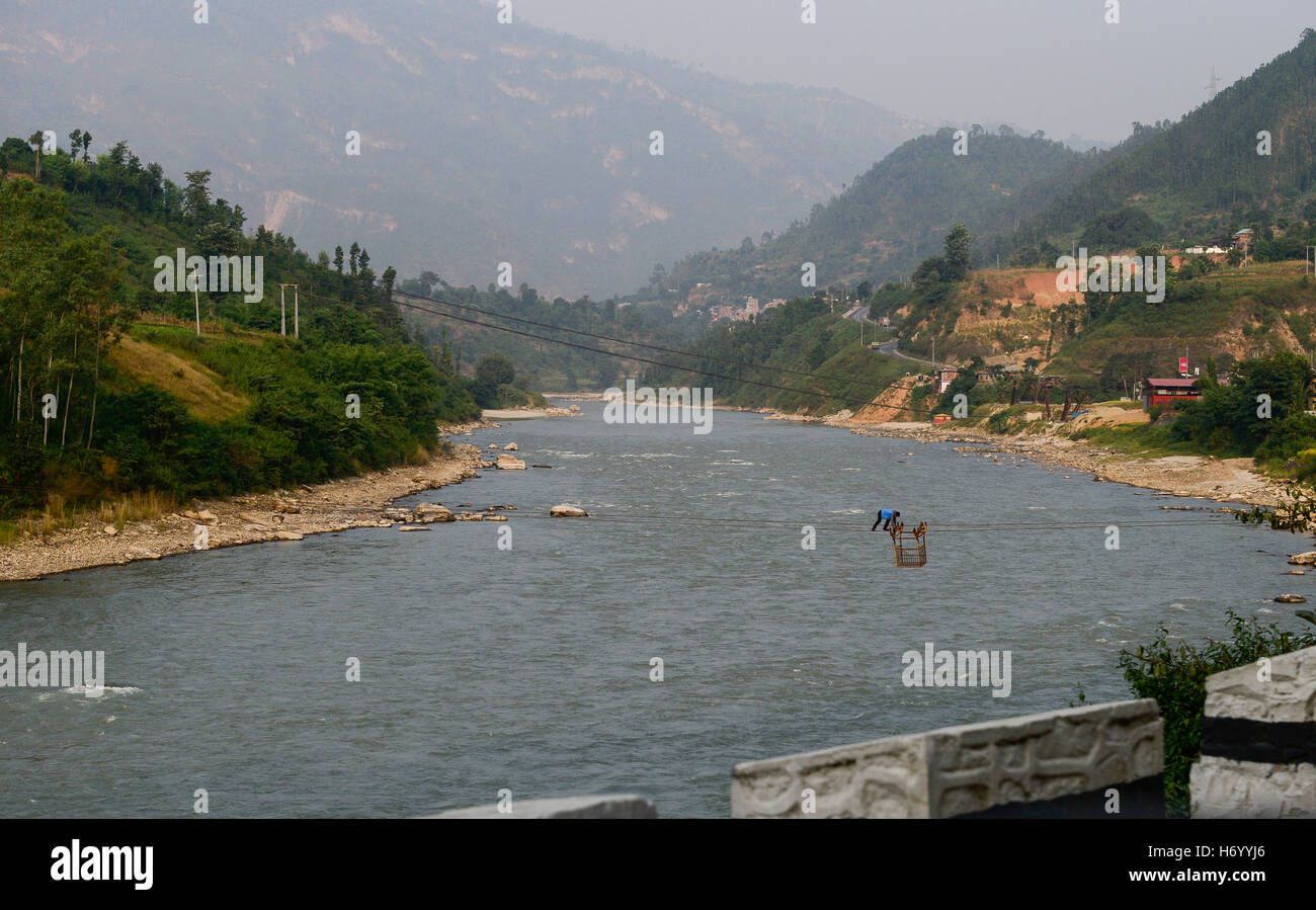NEPAL, Seilbahn am Fluss Trishuli / Seilbahn am Fluss Trishuli ...