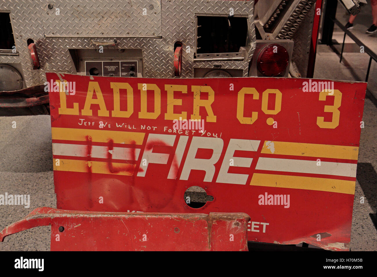 Die teilweise zerstörte Tür des FDNY Ladder Company 3 Löschfahrzeug in ...