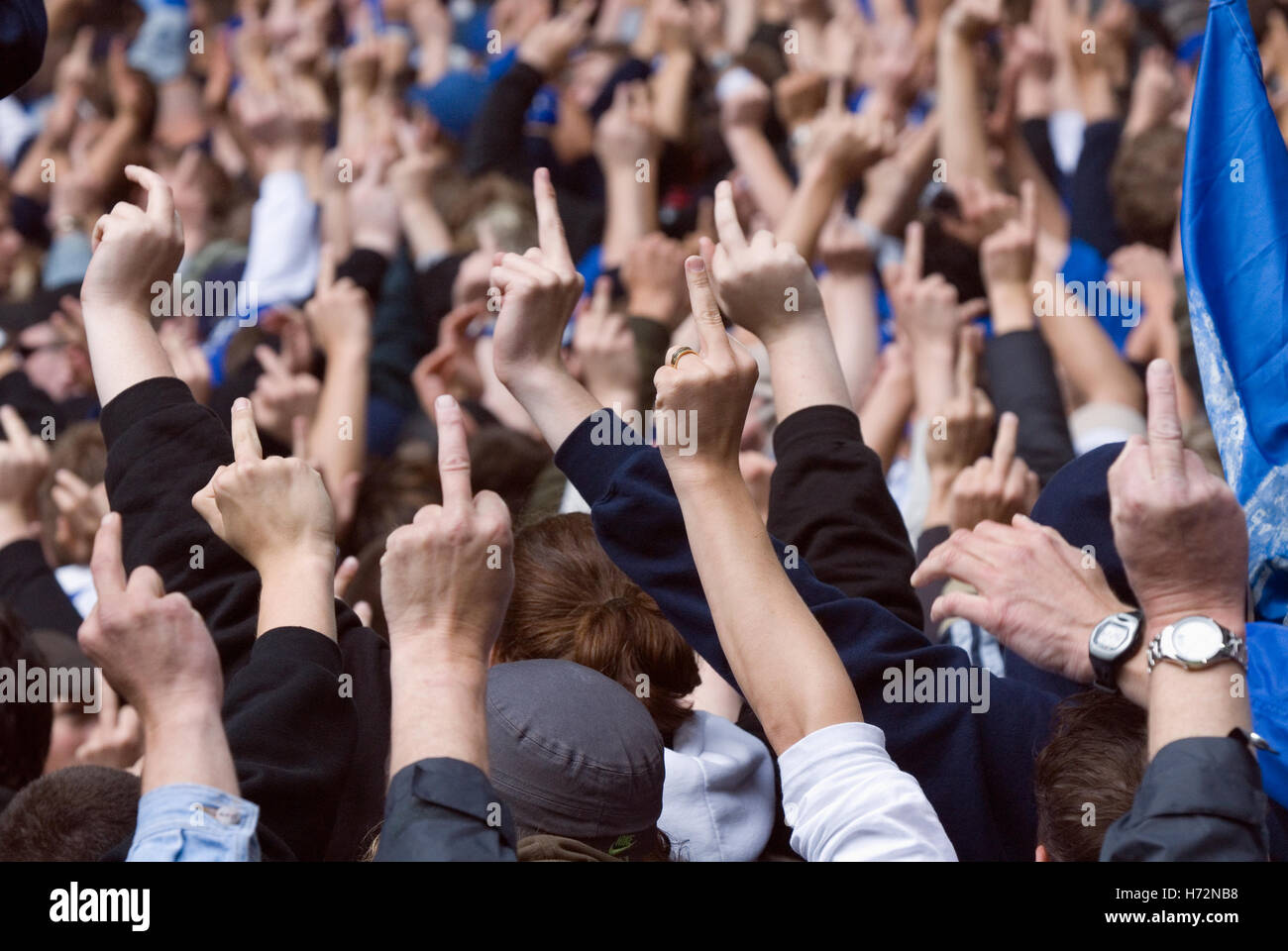 Mittelfinger nach oben -Fotos und -Bildmaterial in hoher Auflösung – Alamy