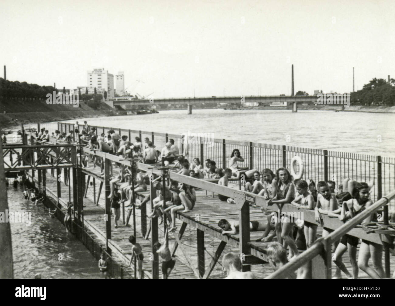 Badende mit menschen -Fotos und -Bildmaterial in hoher Auflösung – Alamy