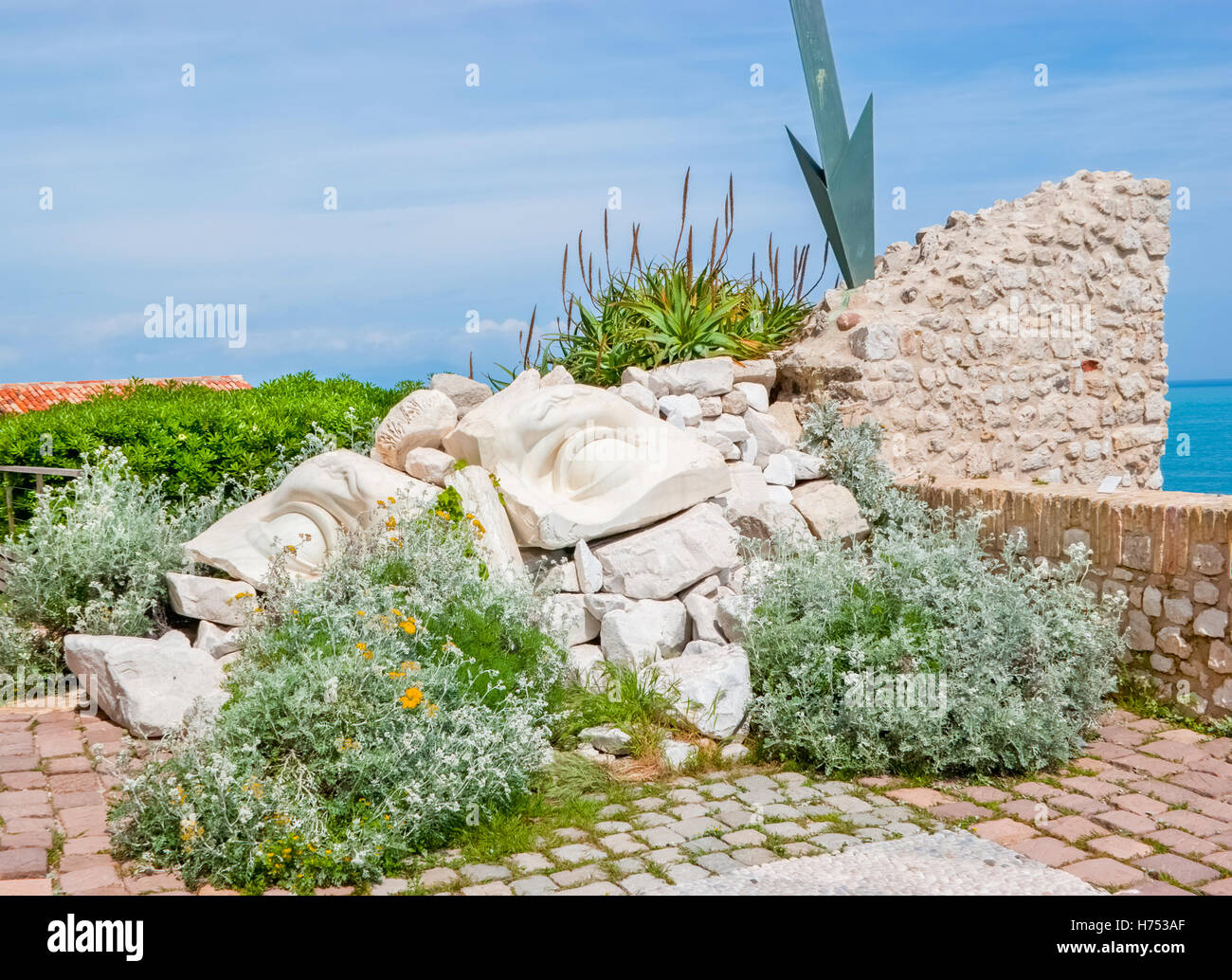 Die Skulptur Jupiter et Enkelados von Anne & Patrick Poirier befindet ...