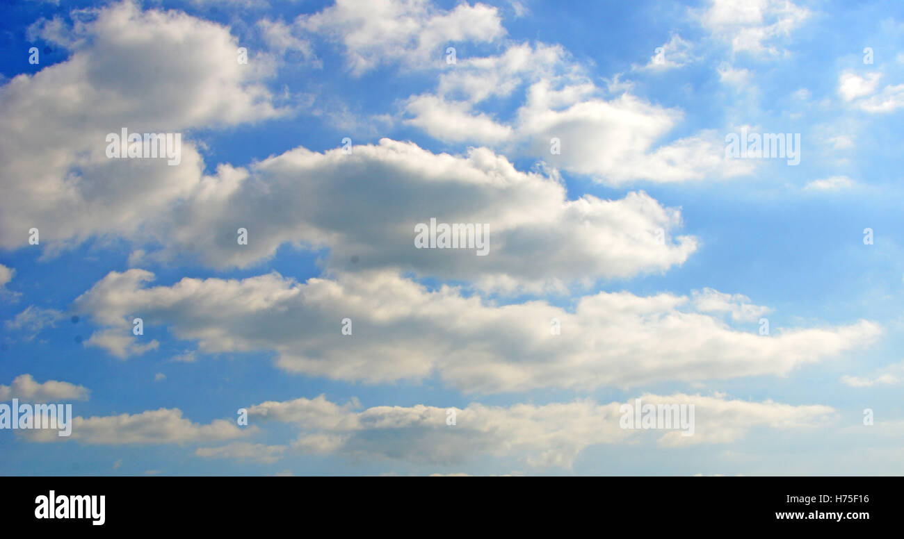 Blue sky with clouds background -Fotos und -Bildmaterial in hoher ...