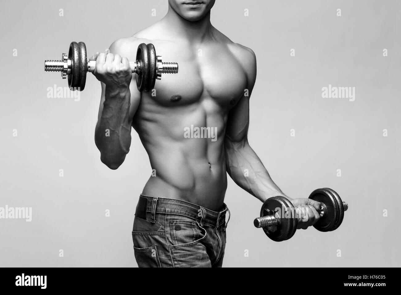 Nackter Oberkörper Bodybuilder Halten Dumbell Und Zeigt Seine