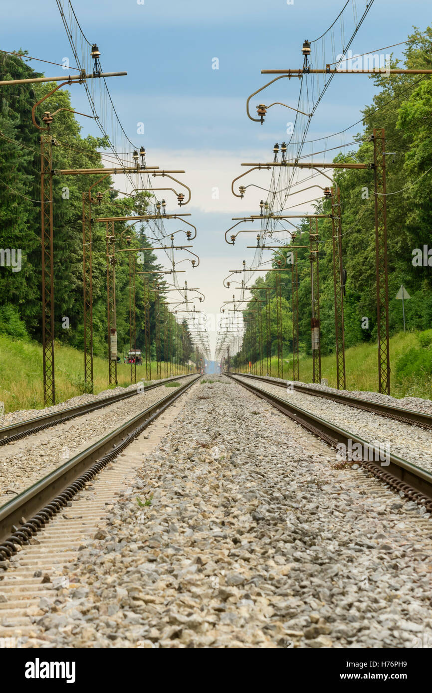 Zwei parallele Gleise zusammenlaufen am Horizont Stockfotografie - Alamy