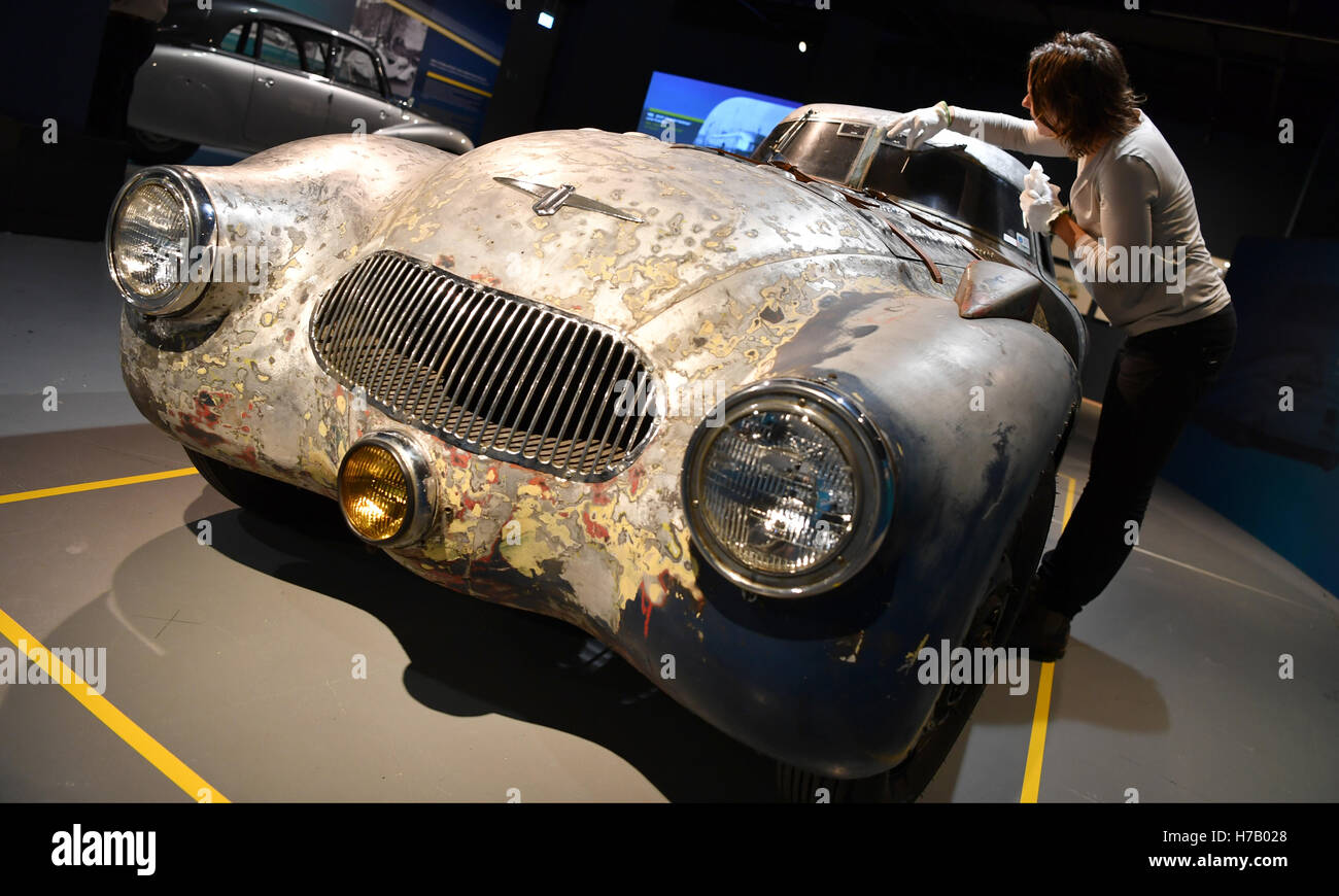 Friedrichshafen, Deutschland. 3. November 2016. Ein Mitarbeiter wischt ...