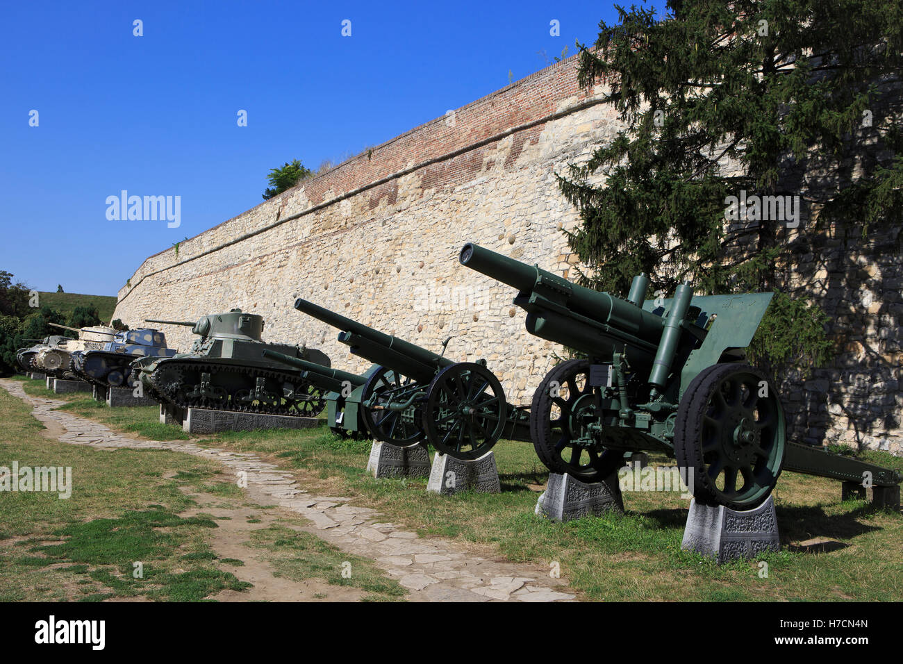 Haubitzen und Tanks im Militär-Museum in Belgrad, Serbien ...