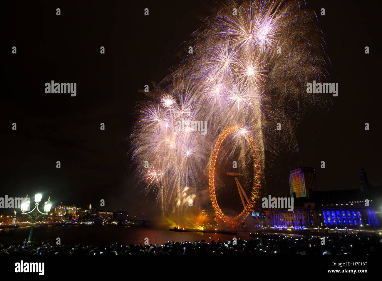 London new year fireworks display -Fotos und -Bildmaterial in hoher ...