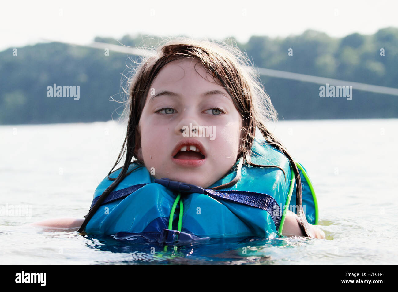 Verängstigte Mädchen in einem See eine Schwimmweste tragen ...