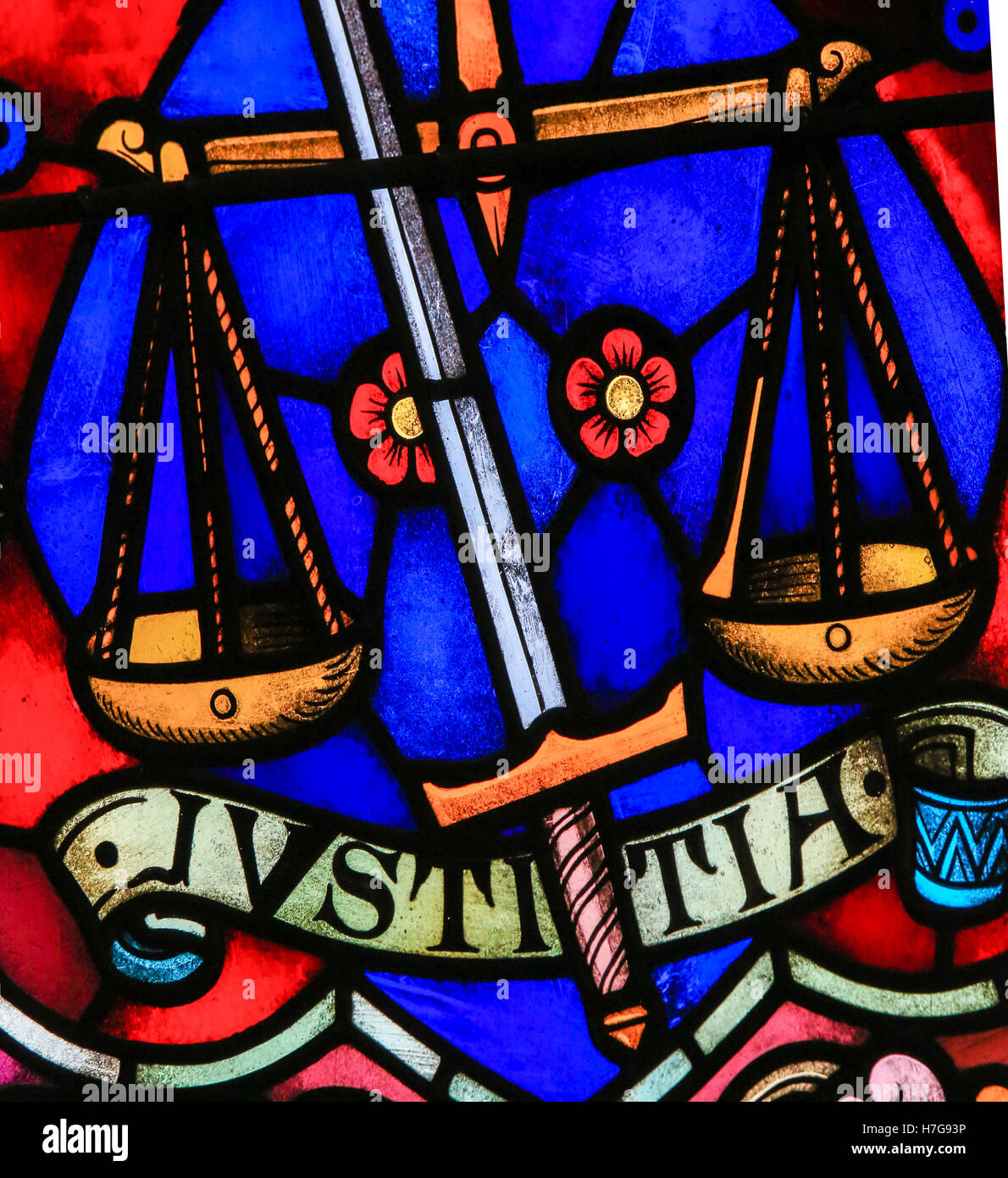 Glasmalerei-Fenster für Gerechtigkeit, symbolisiert durch Schwert und ...
