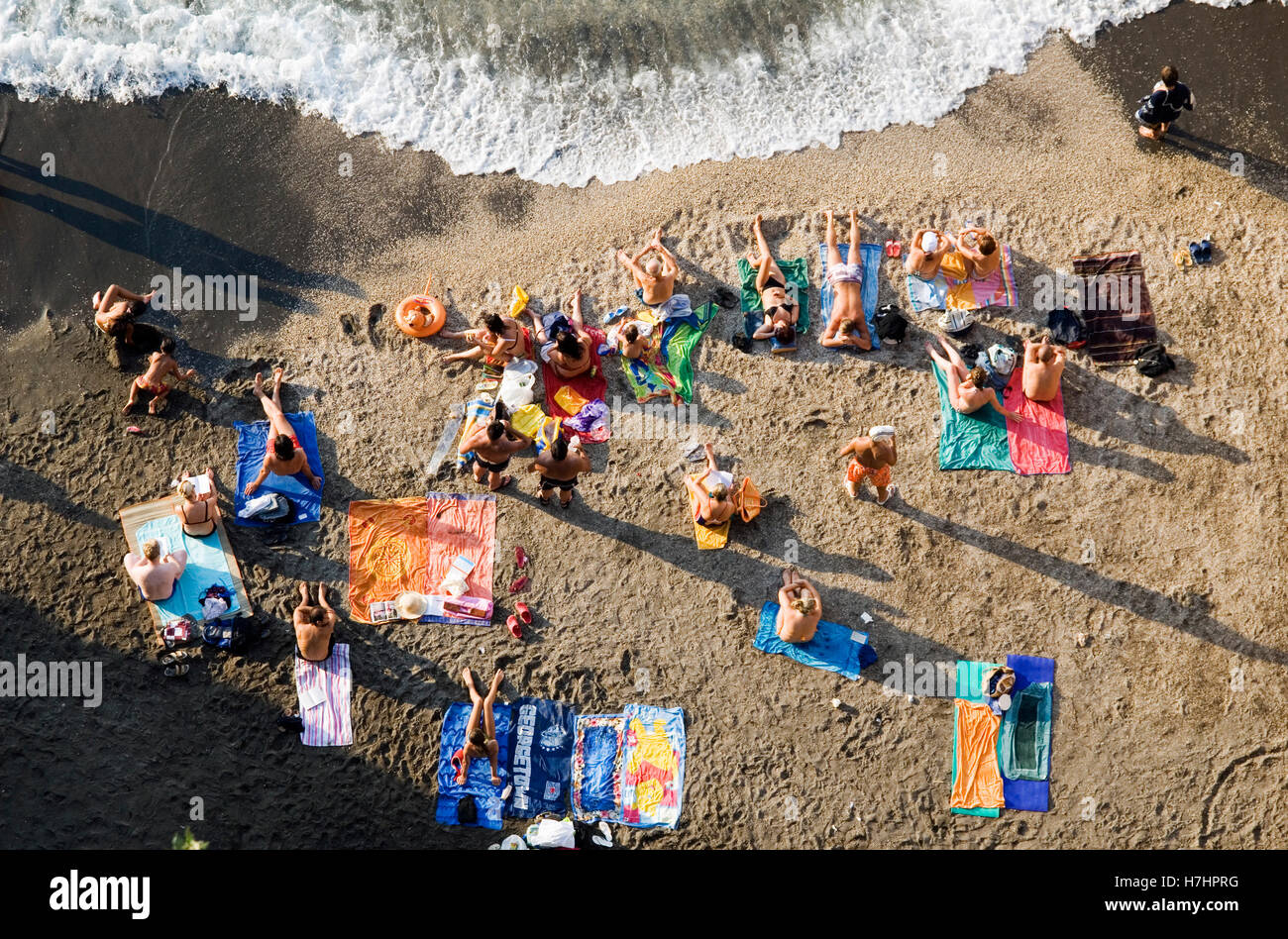 Menschen an einem Strand in Sorrent am Golf von Neapel, Italien, Europa ...
