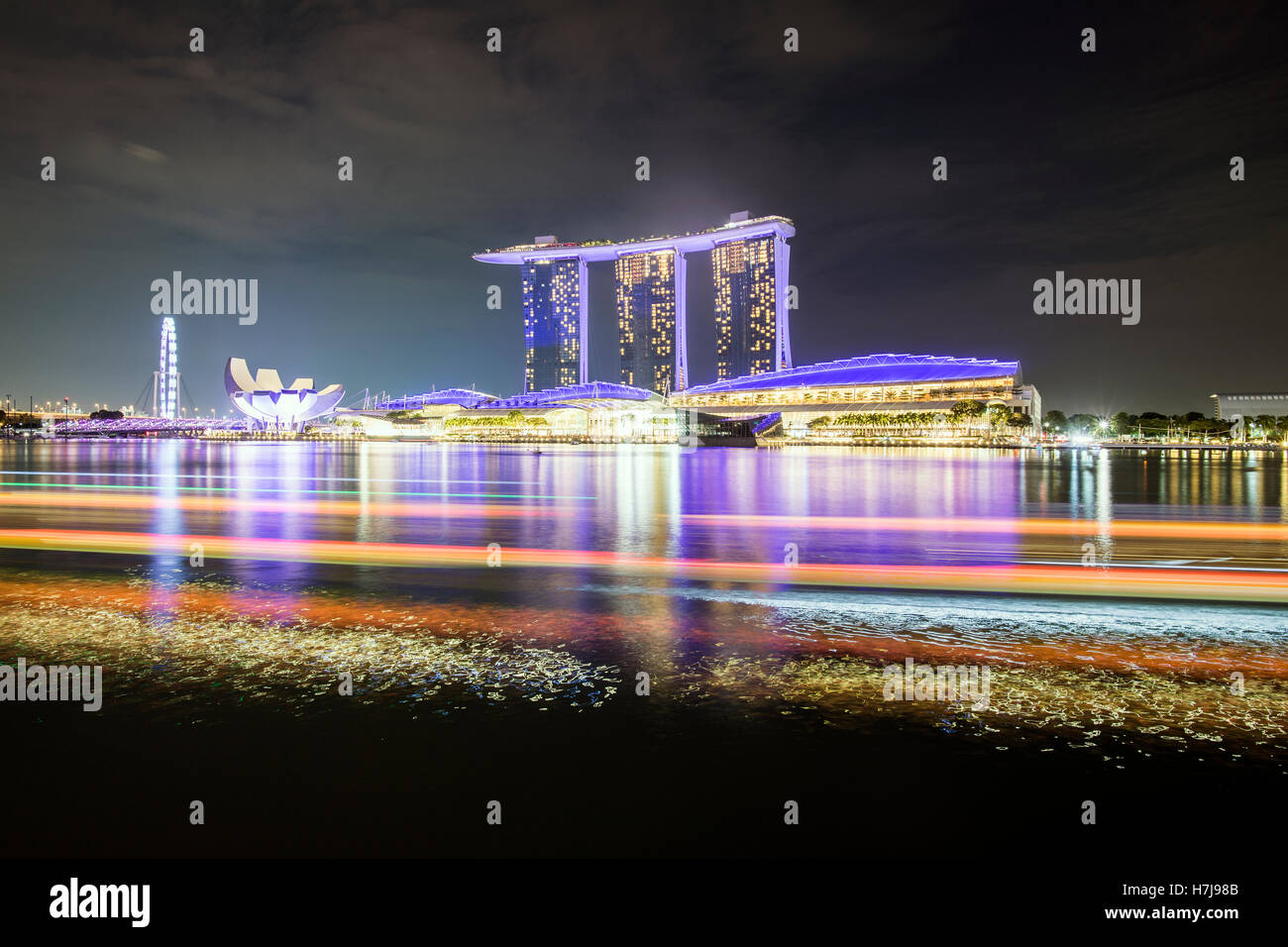 Nachtansicht des Marina Bay, Singapur mit der Marina Bay Sands integrierte Resort und dem ...