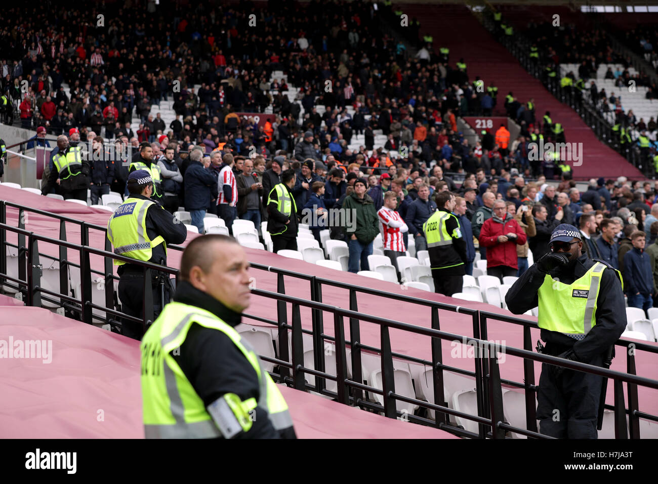 Police steward football match -Fotos und -Bildmaterial in hoher ...