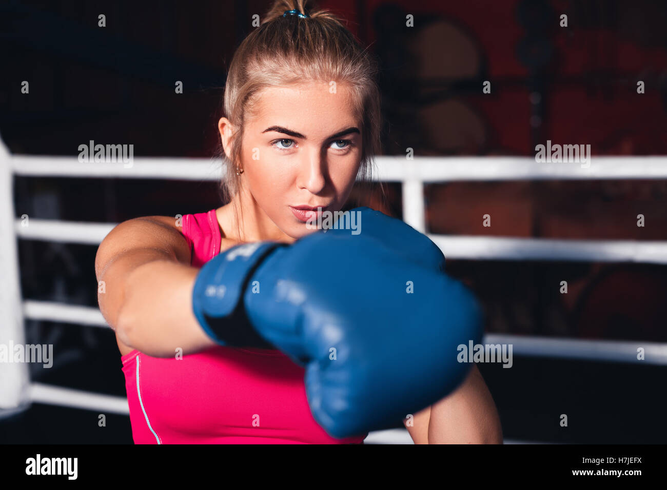 Knockout boxing frauen -Fotos und -Bildmaterial in hoher Auflösung ...