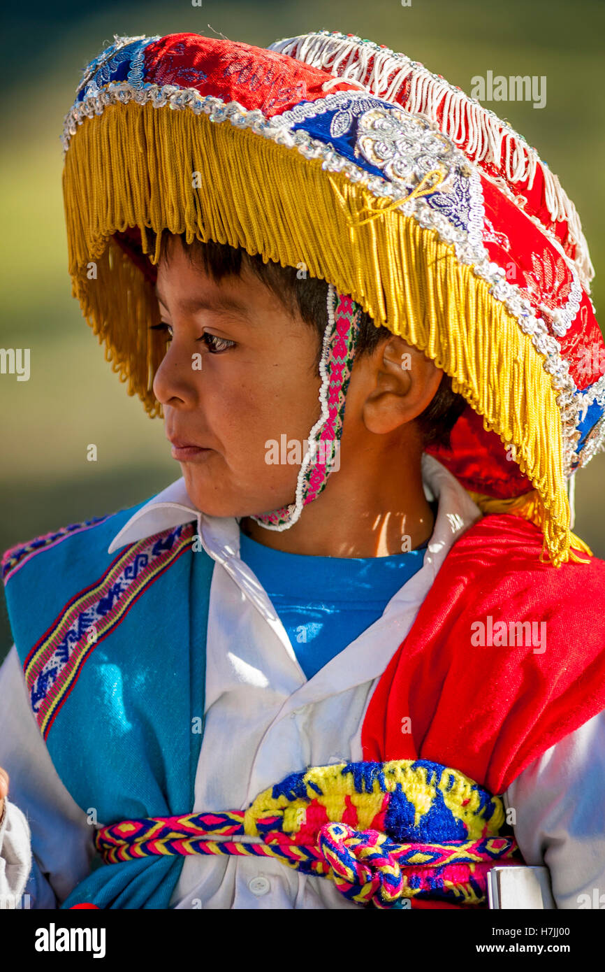 Bunte peru kleidung -Fotos und -Bildmaterial in hoher Auflösung – Alamy