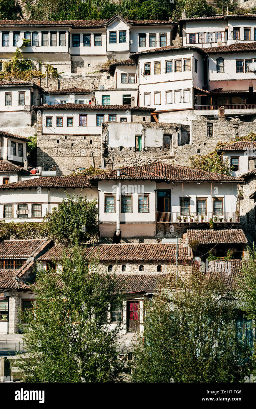 traditionelle balkan Häuser in der historischen Altstadt von Berat ...