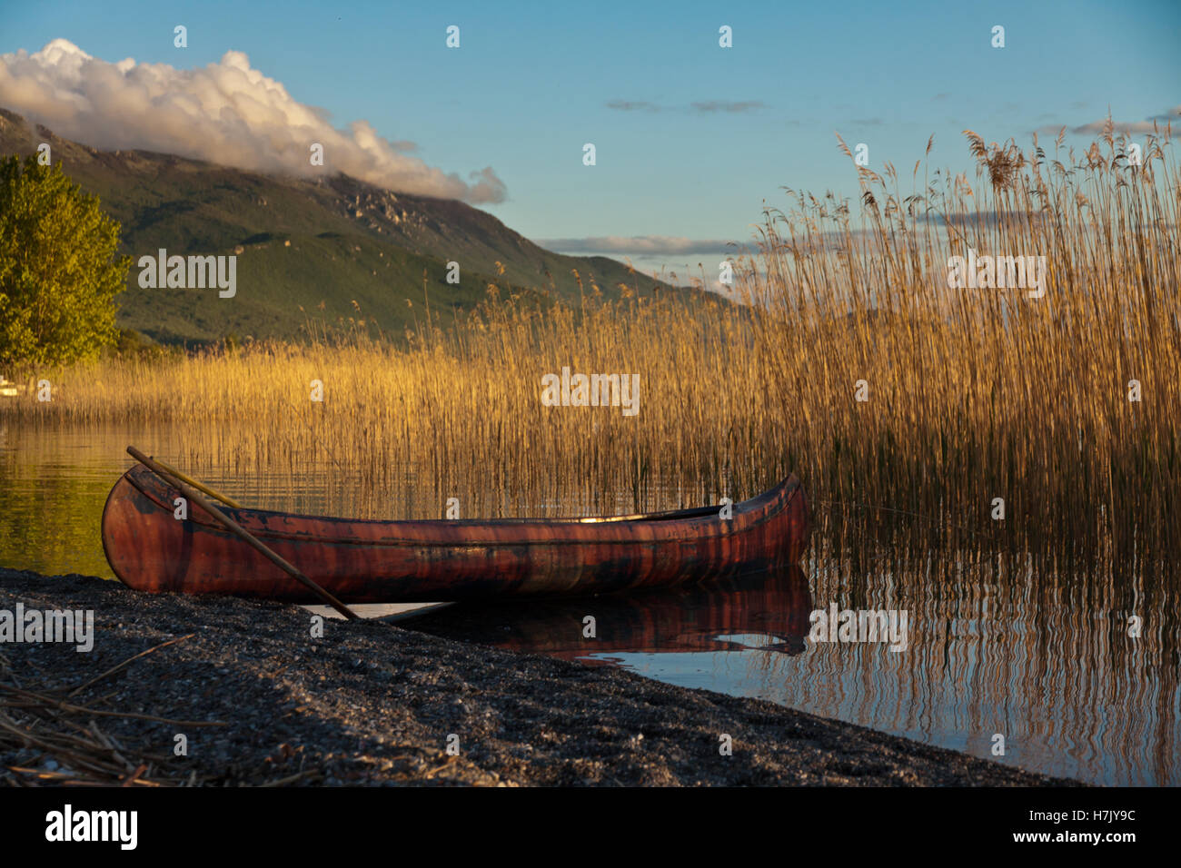 Mit dem Kanu auf dem See Stockfotografie - Alamy Mit dem Kanu auf dem See Stockfotografie - Alamy
