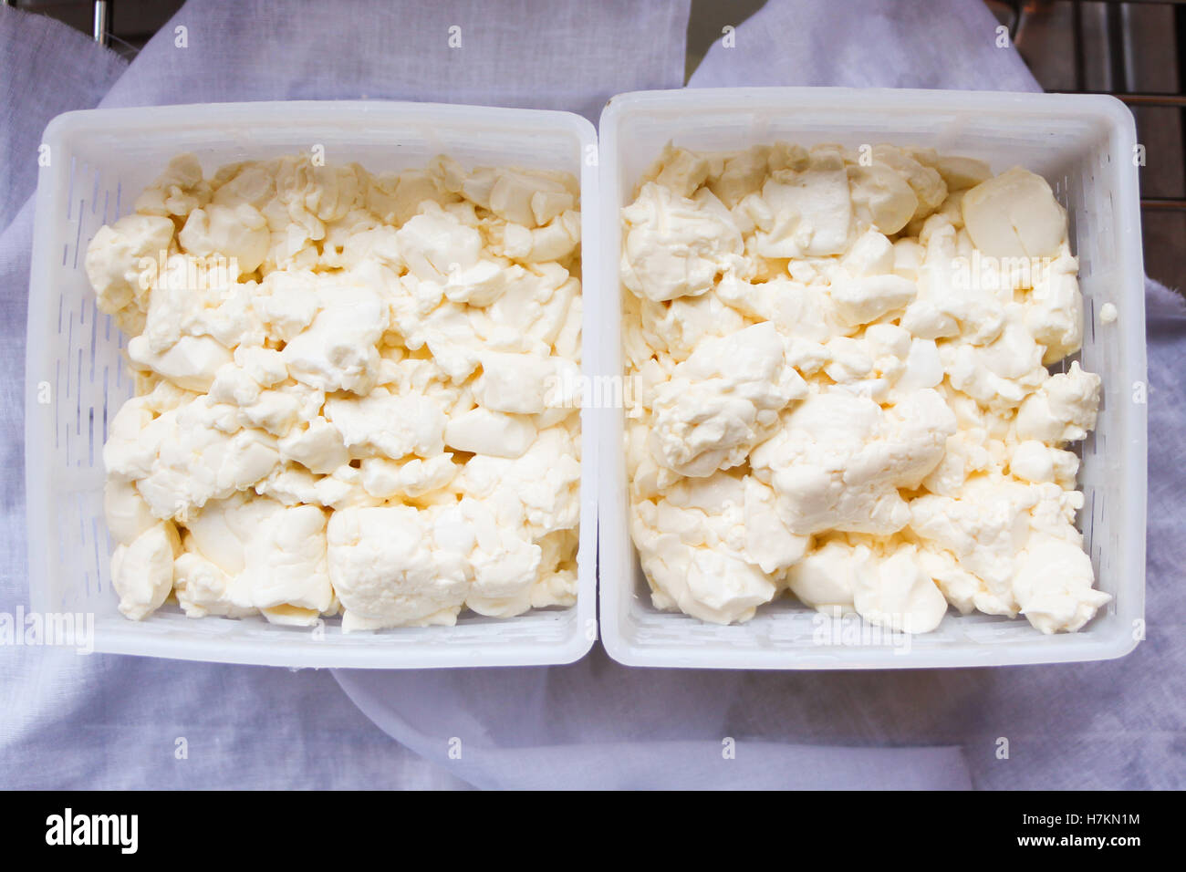 Luftaufnahme von hausgemachte Feta Käse Quark ablassen Stockfotografie ...