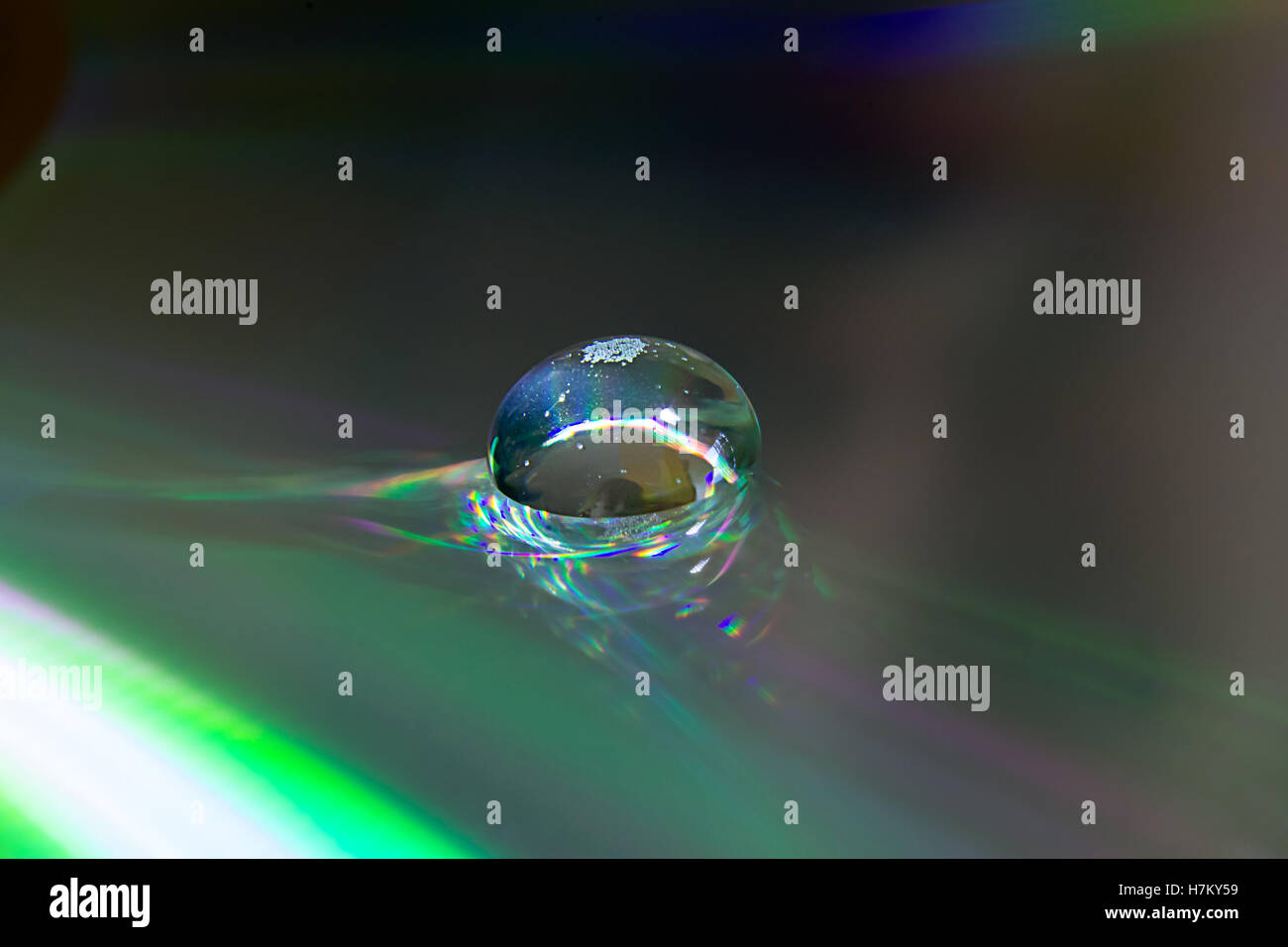 Flüssiger tropfen -Fotos und -Bildmaterial in hoher Auflösung – Alamy