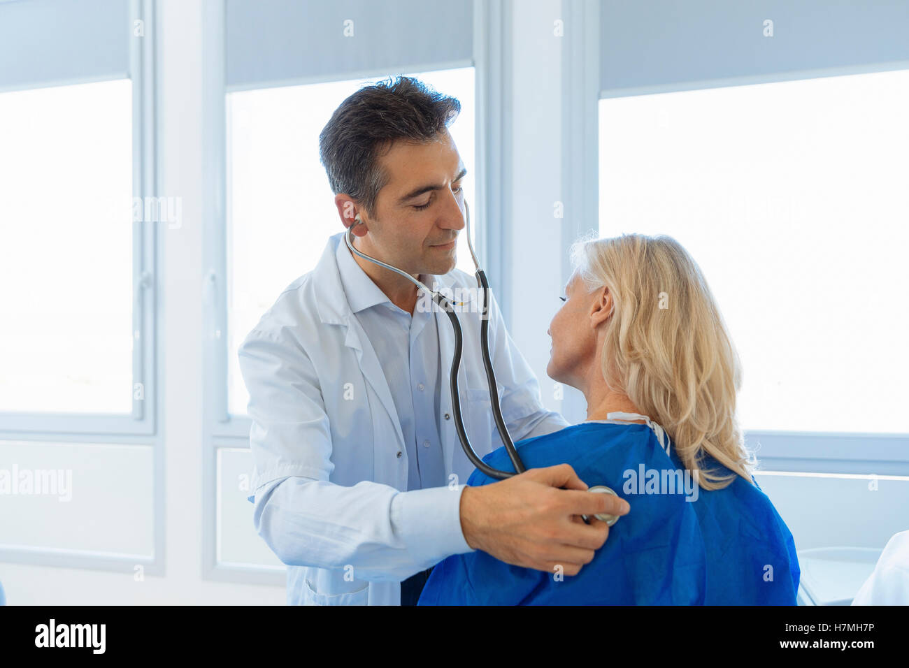 Arzt untersuchen senior Patienten im Krankenhaus Stockfotografie - Alamy