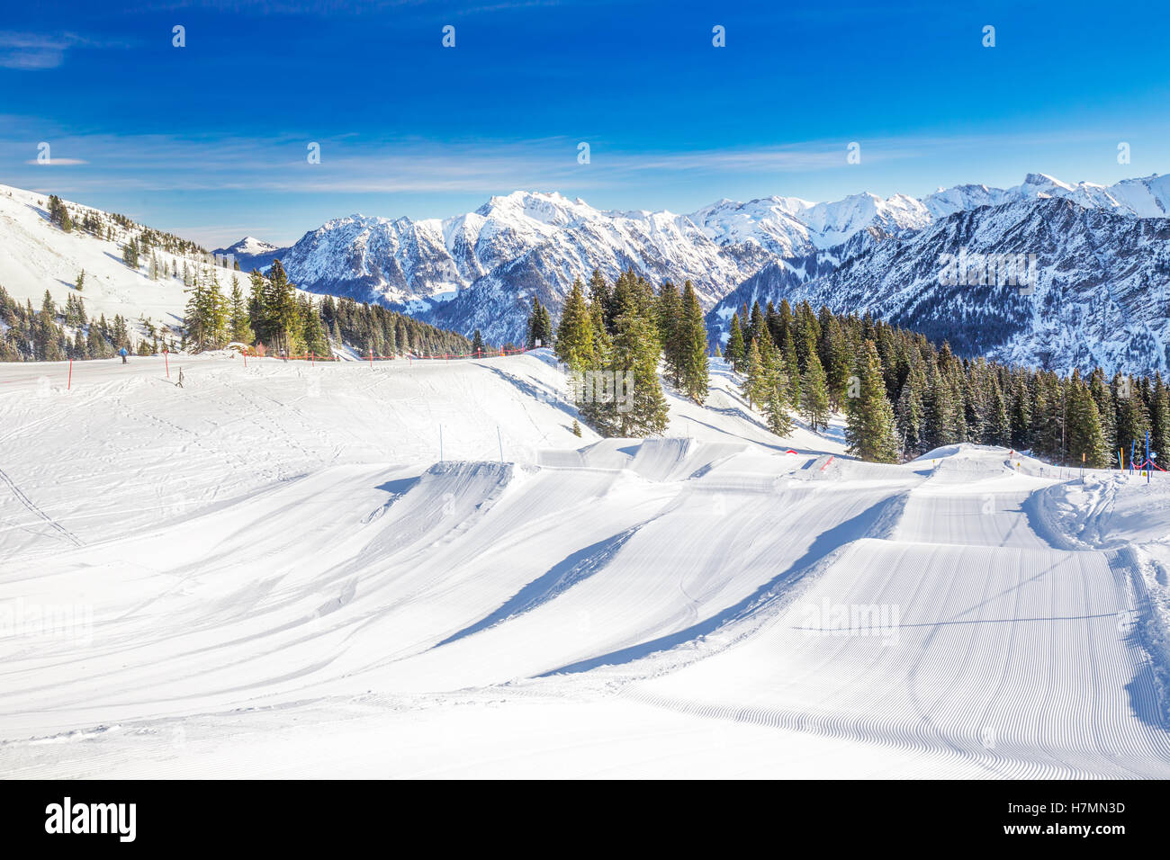 Blick auf Skipisten mit Cord Muster und Ski Sessellifte auf der ...