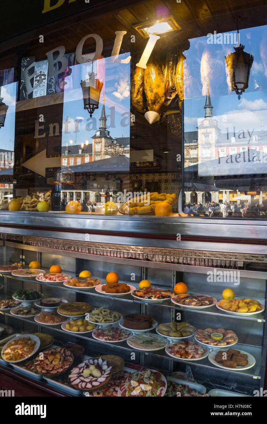 Die Plaza Mayor spiegelt sich im Fenster ein Cerveceria und Tapas Bar ...