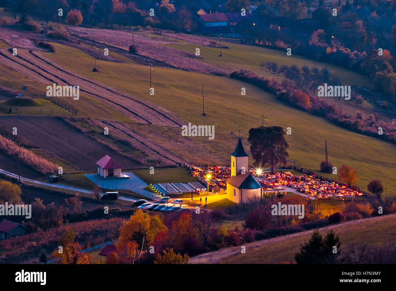 Idyllische Kirche und Friedhof Abend Blick von oben, Prigorje Region in ...