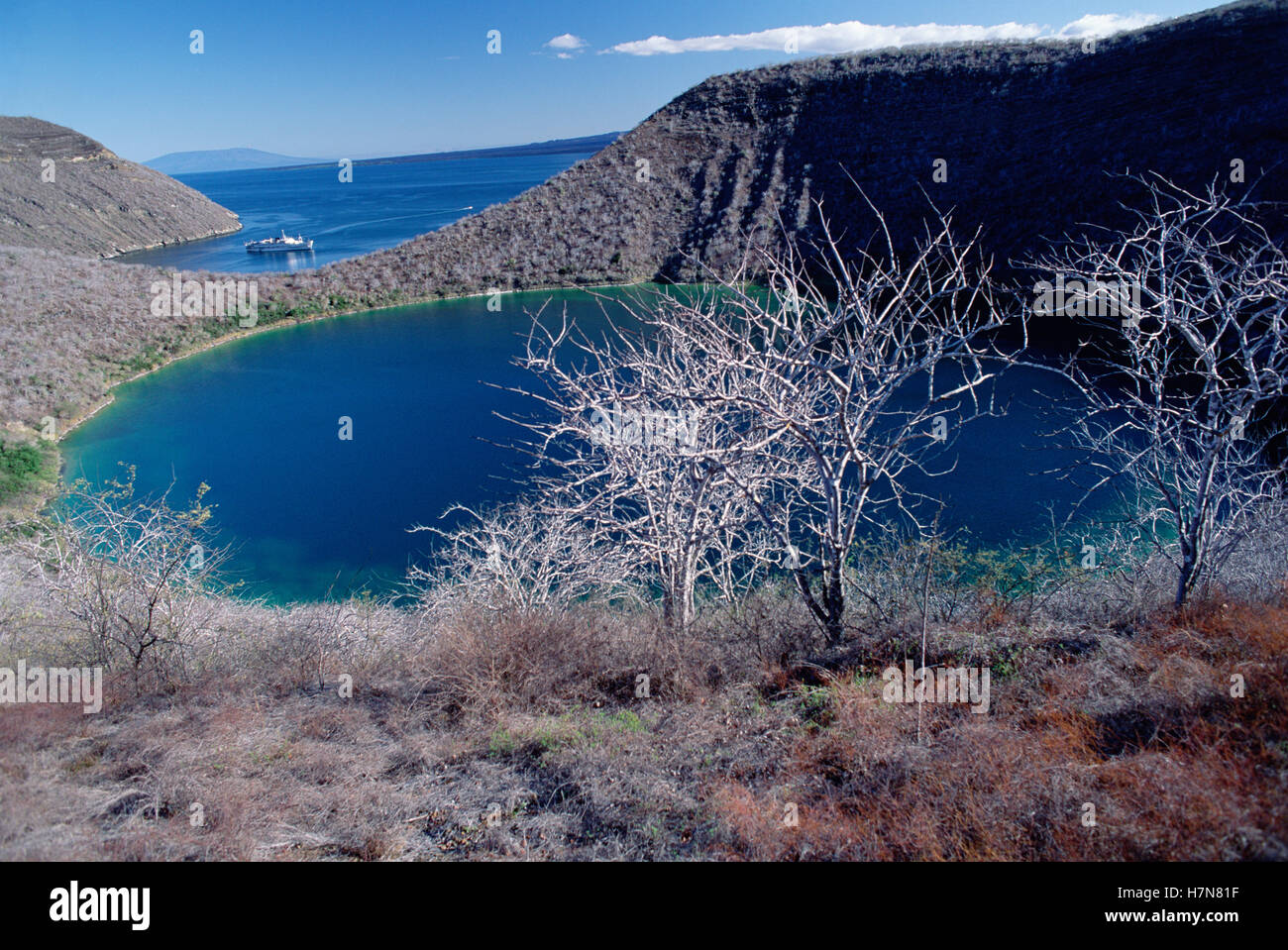Boot in der Bucht hinter Wasser gefüllte Caldera, Galapagos-Inseln ...